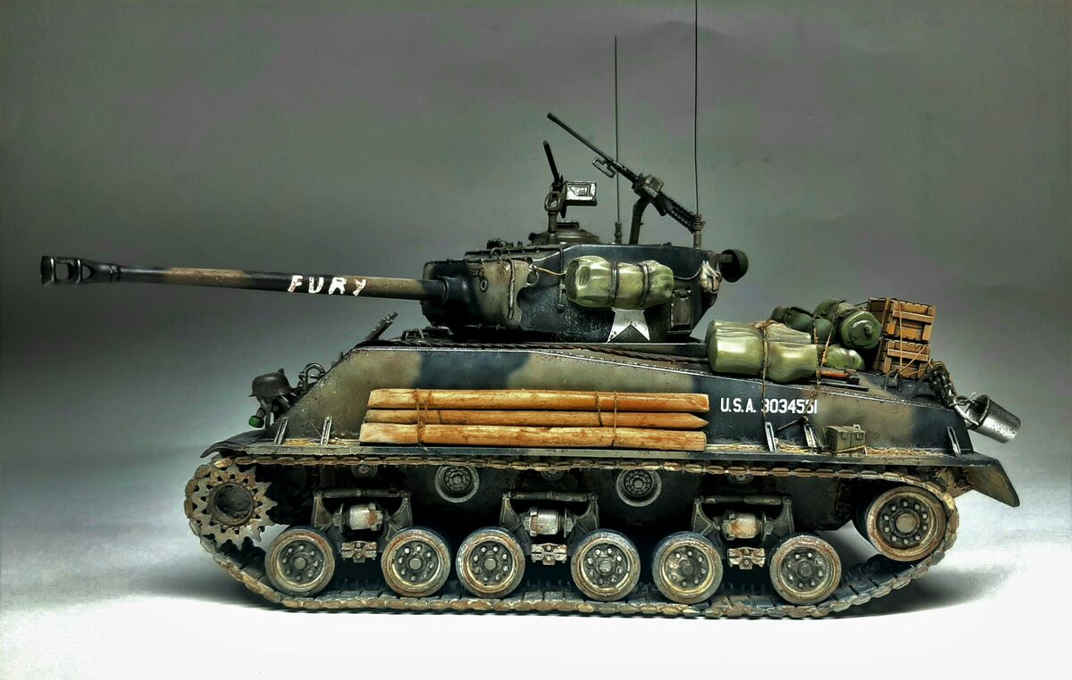 Sherman - Fury - Italeri - 1:35