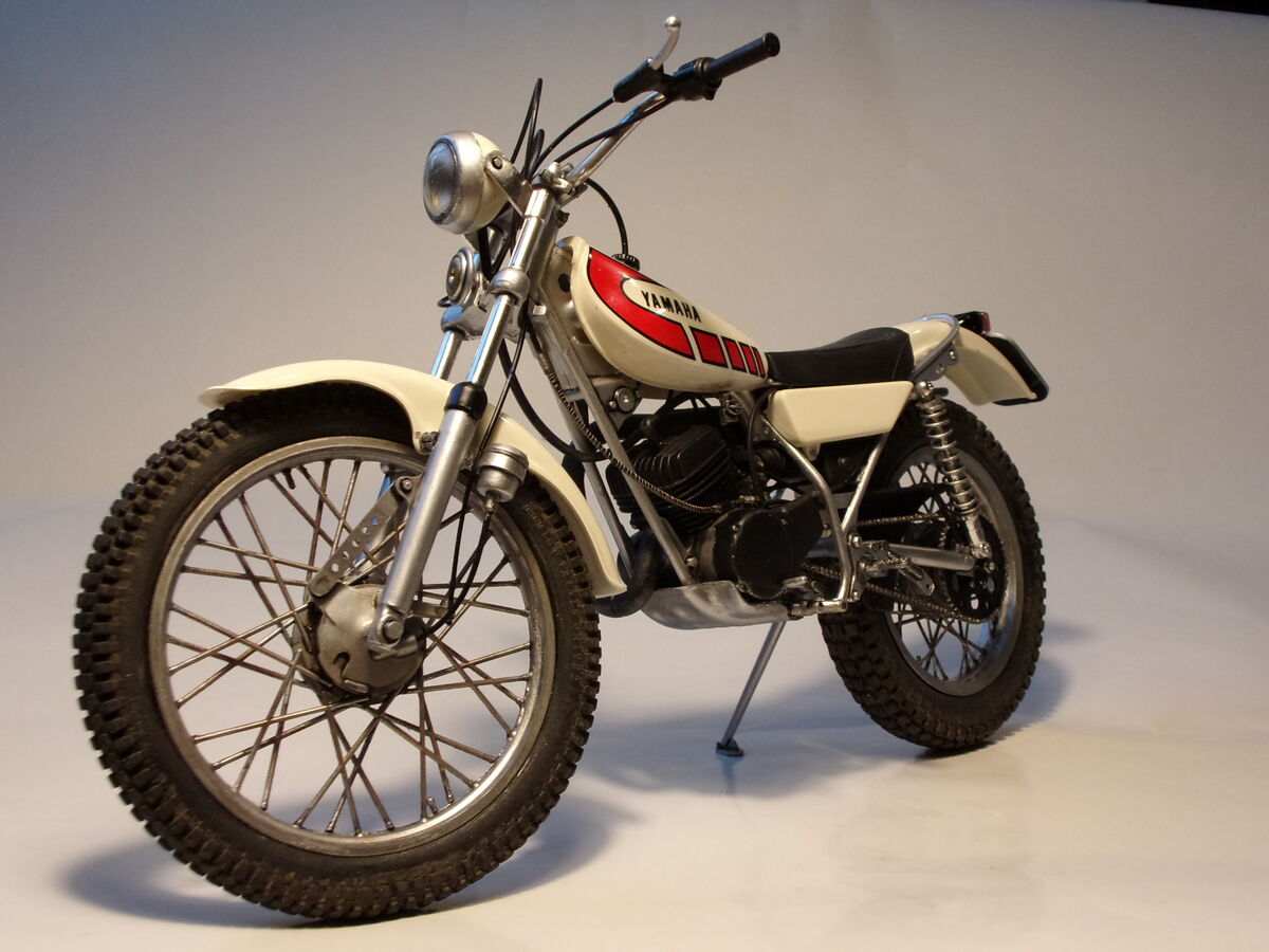 YAMAHA TY 125 MOTOTRIAL 1/8 HELLER